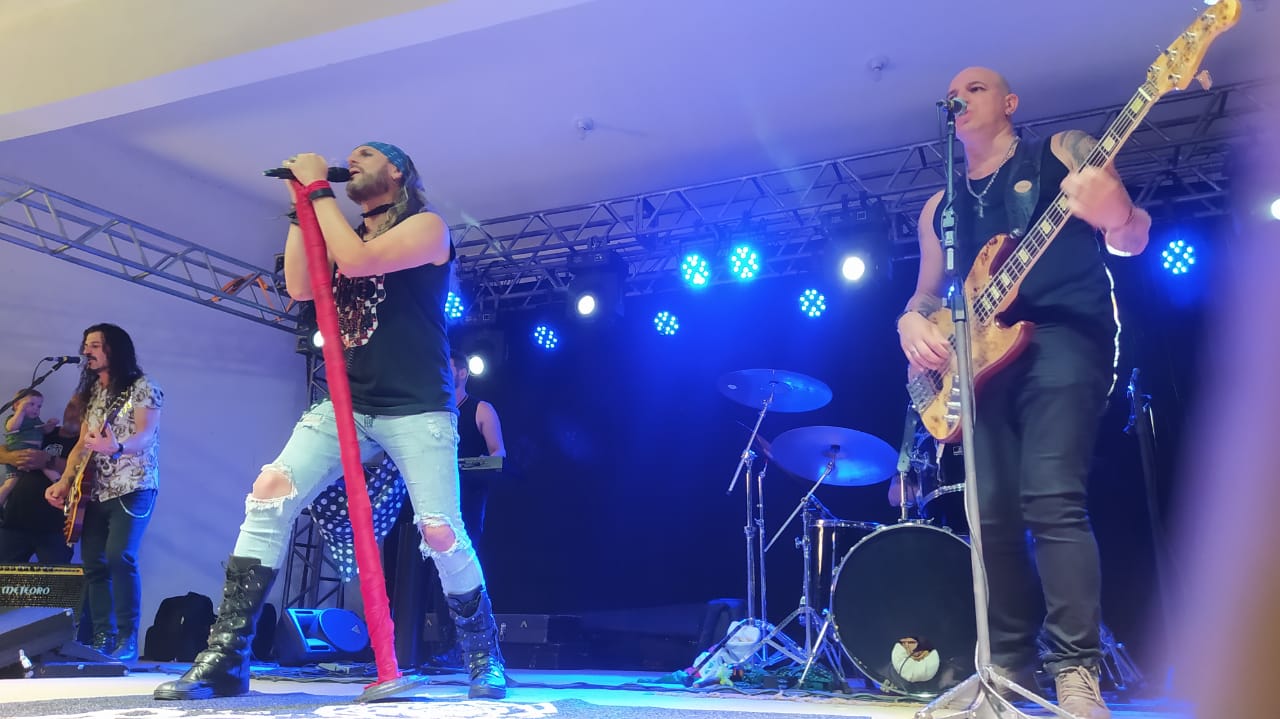 Apesar da chuva, Banda Rosa’s anima noite na Praça - Cruzeiro do Sul