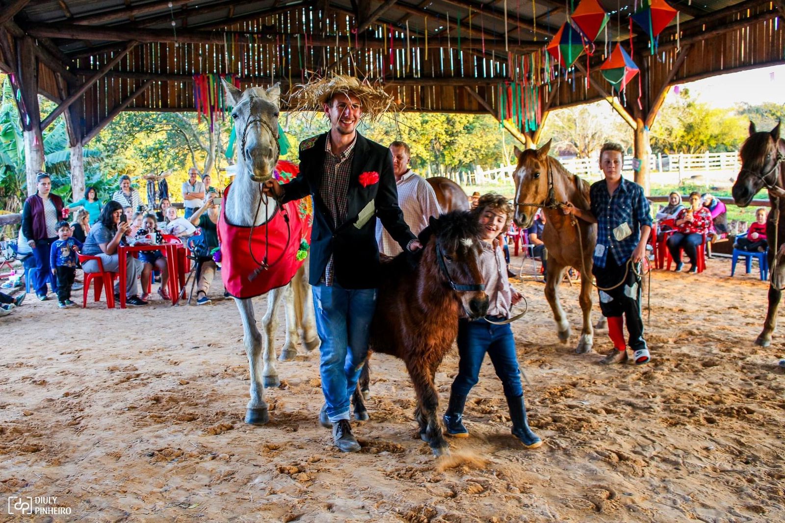 Lado a Lado realiza festa junina e evento alusivo ao Dia do Orgulho ...